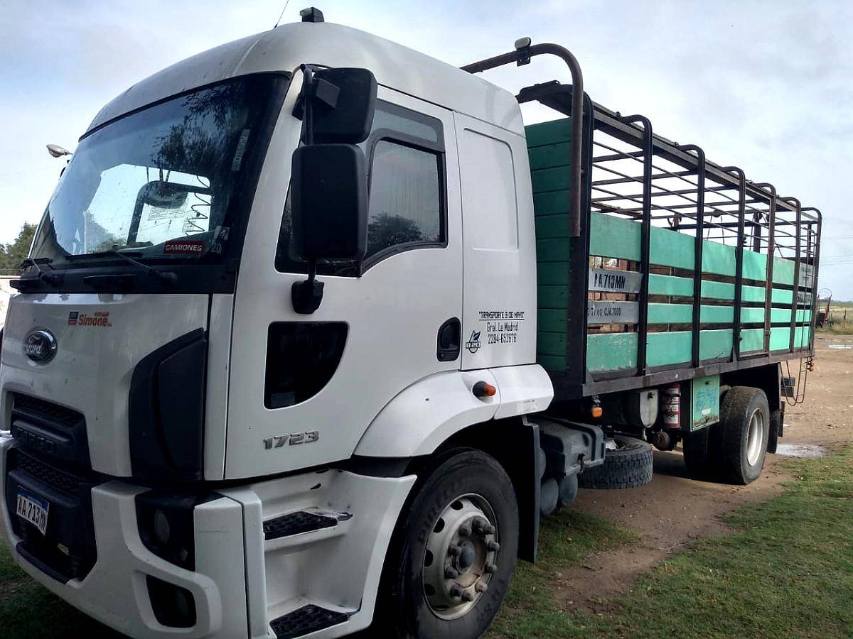 Ford Cargo 1723 y Acoplado Hermann - Año: 2016 - Agroads