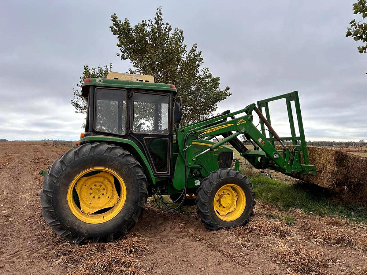 Tractor JD 5725, 4wd con Cabina + Pala John Deere 2013 - Agroads