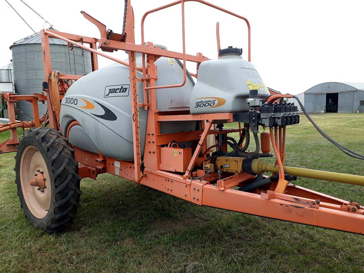 Pulverizadora Jacto Advance 3000 y Tractor Alto Despeje - Agroads