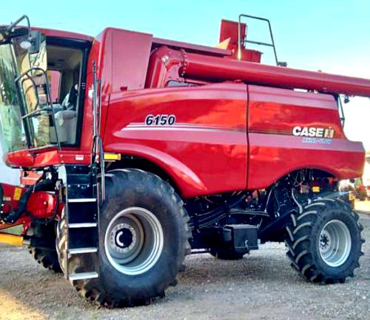 Disponible. - Cosechadora Case IH 6150 - Cabezal de 35 Pies - Agroads