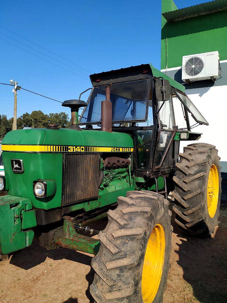 Tractor John Deere 3140 - Agroads