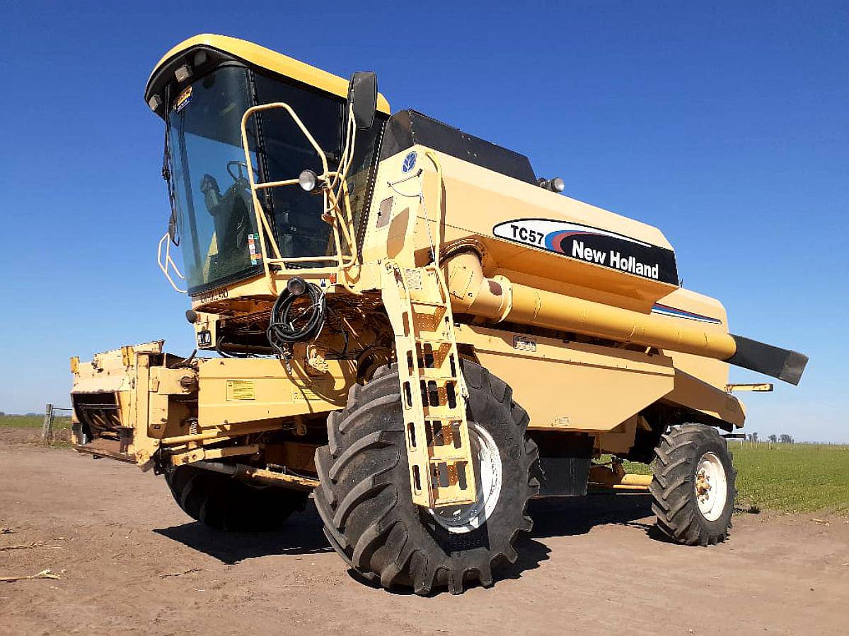 New Holland TC 57. año 2004. Doble Tracción. Plataforma de 2 - Agroads