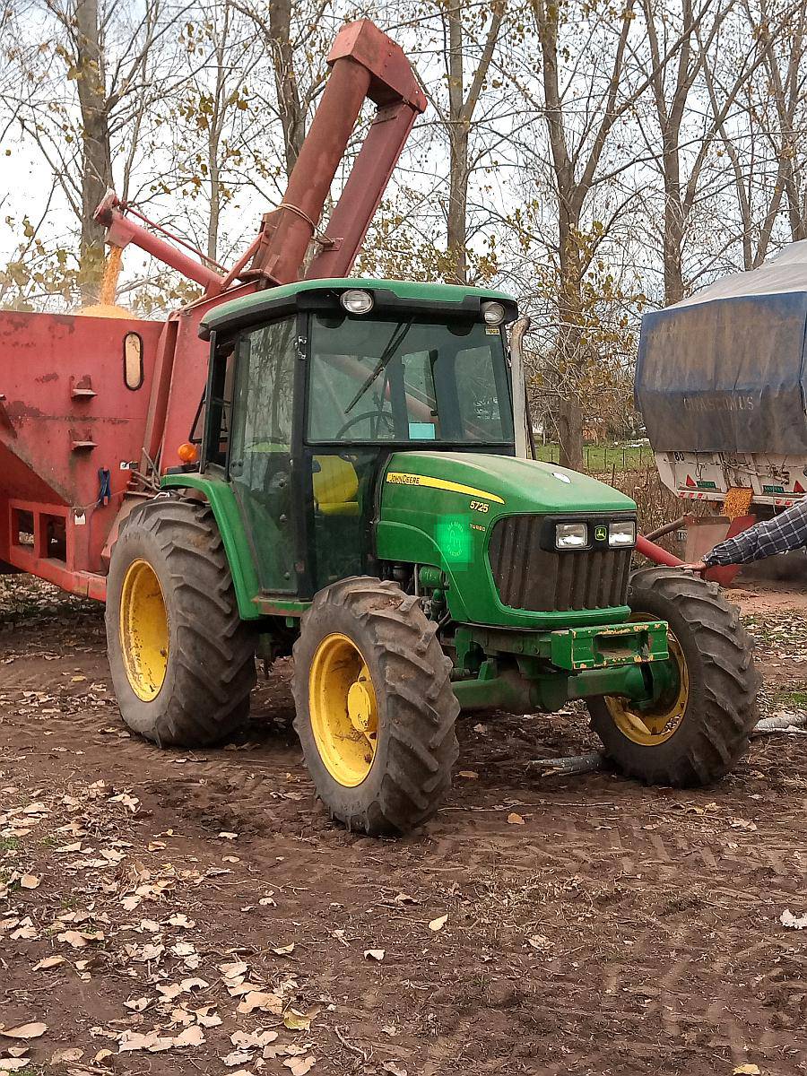 John Deere 5725 Doble - Año: 2013 - u$s 40.000 - Agroads