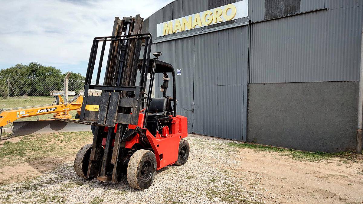 Autoelevador Clark de 4tn Torre Triple - Año: 2005 - Agroads