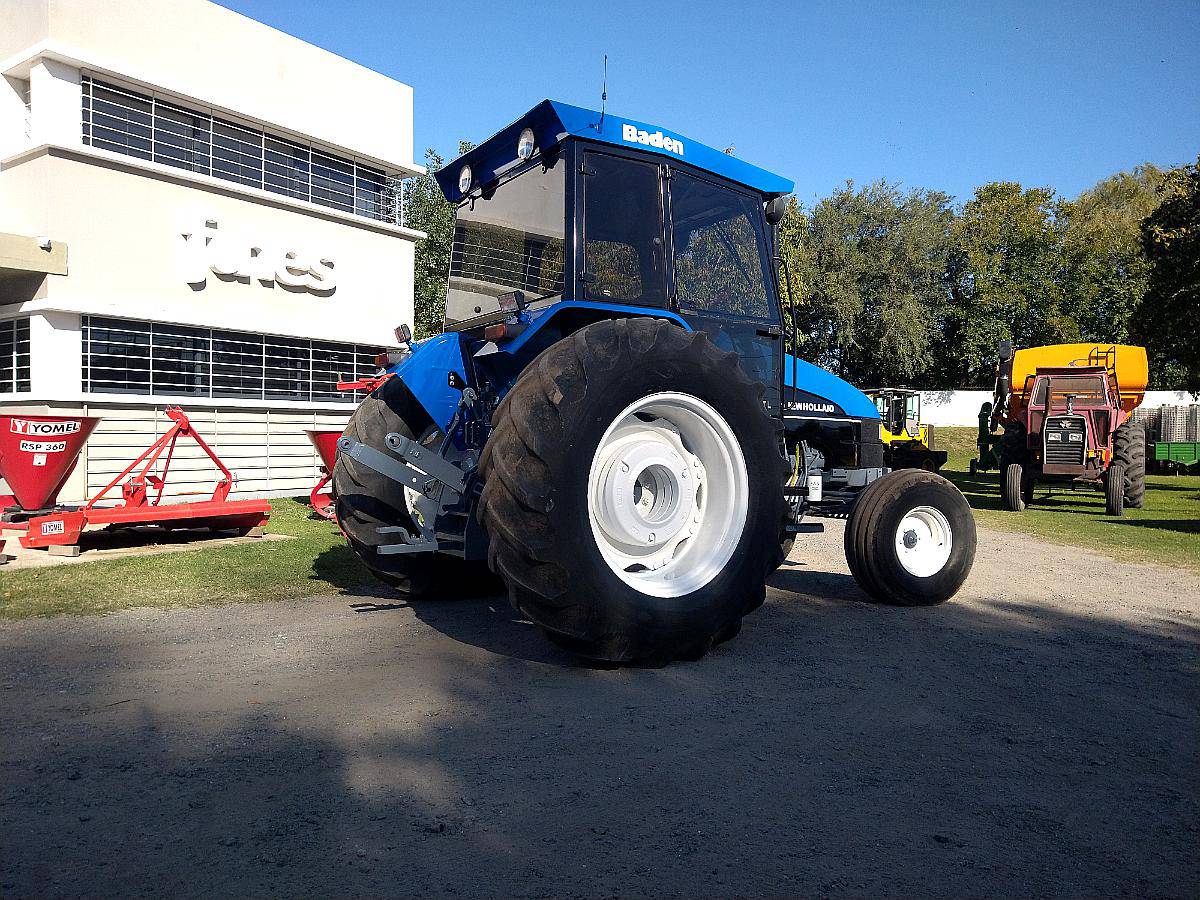 Tractor TL100 New Holland con 3 Puntos - Agroads