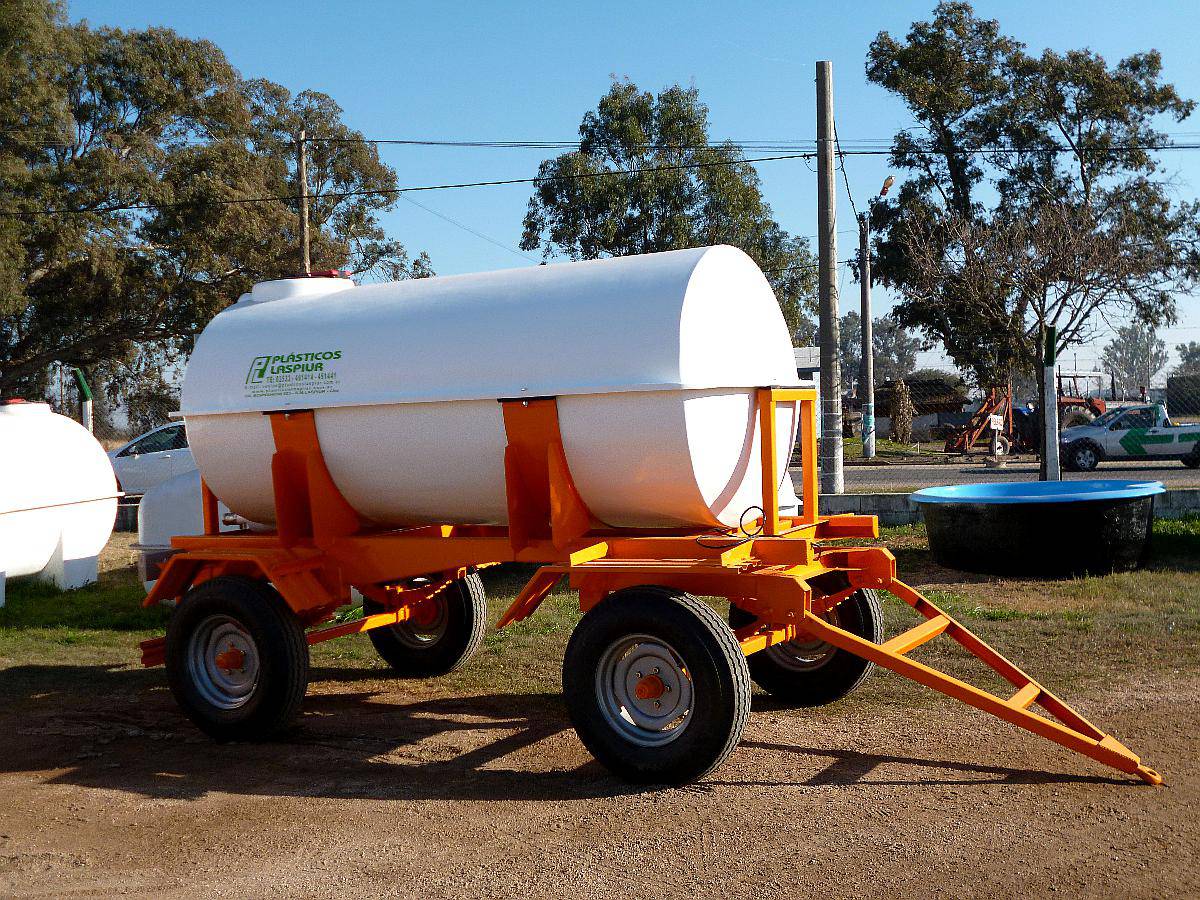 Acoplado Tanque 3800 Litros. Plasticos Laspiur SRL - Agroads
