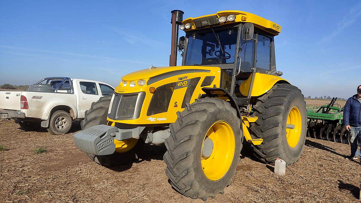 Tractor Pauny 250 2017 180 HP - 5.500 Hs - Piloto - Agroads