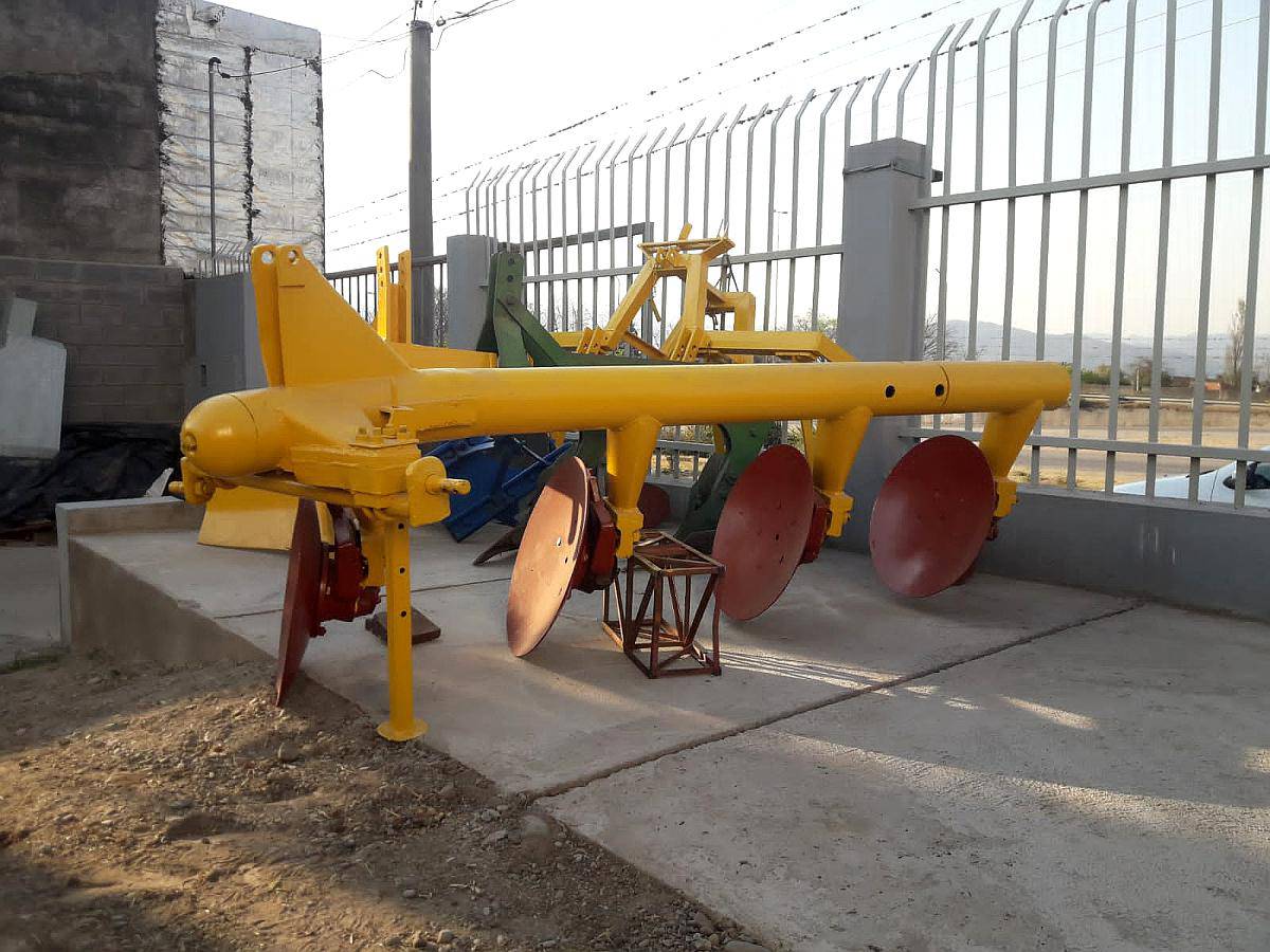 Arado de 4 Discos Tres Puntos - Año: 2005 - u$s 2.340 - Agroads