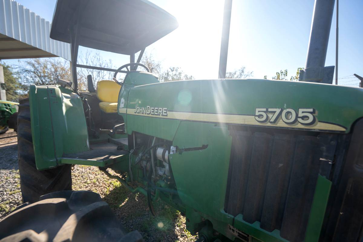 Tractor John Deere 5705 - Agroads