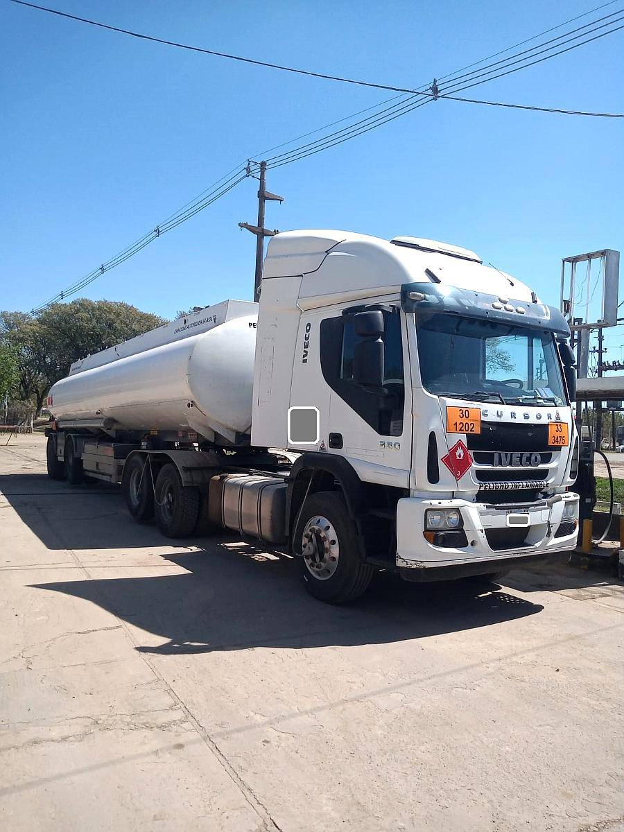 Iveco Cursor 330 Tractor 6X2 2015 y Semi Fangio 1+1 M 2009 - Agroads