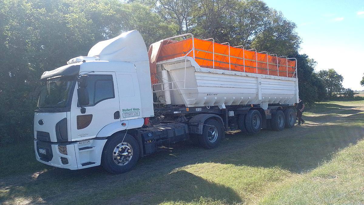 Ford Cargo Tractor 1933. 2019. 280.000. Batea Lambert 2018 - Agroads