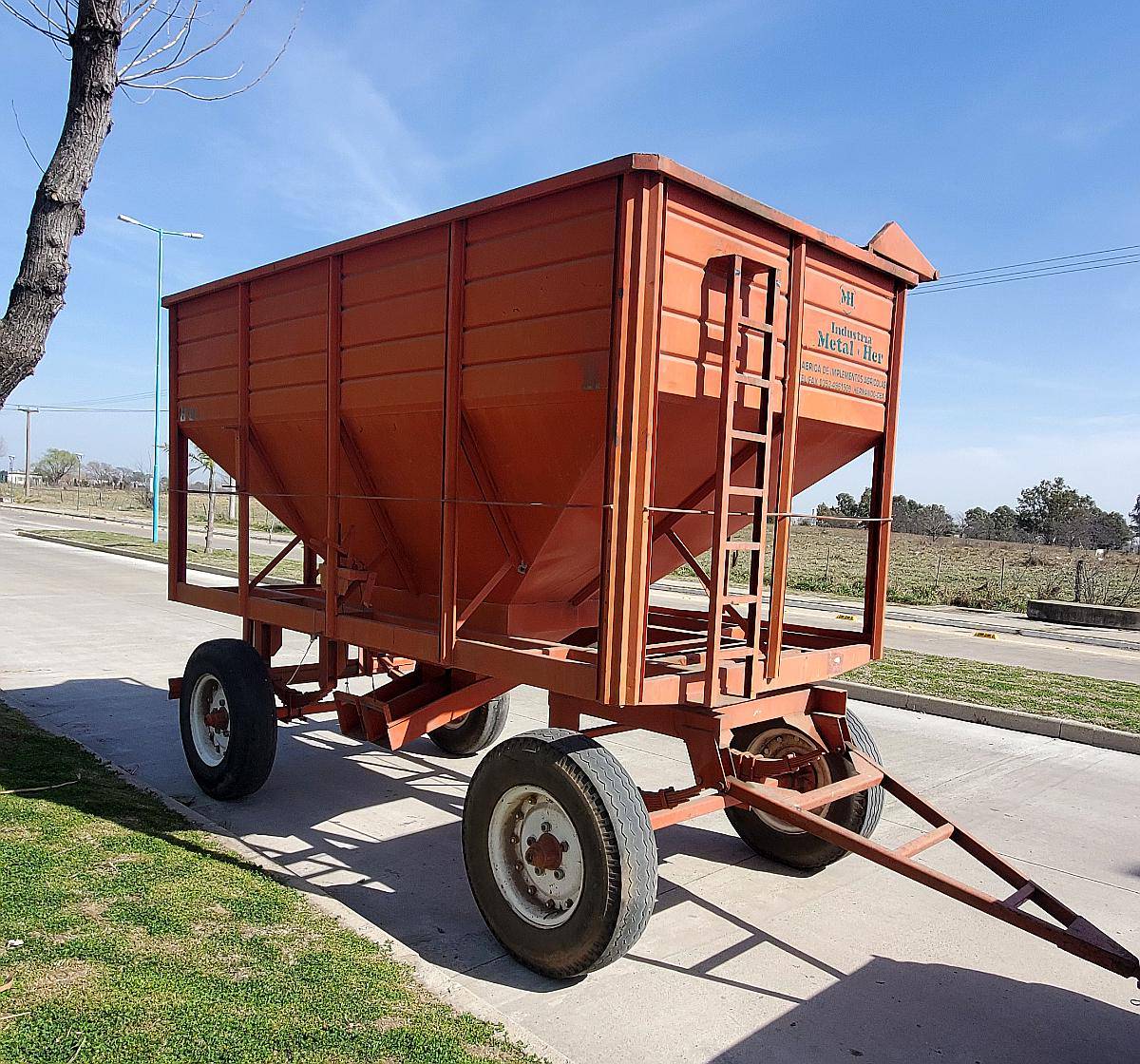 Tolva Metal HER de 8/9 Toneladas - Año: 2018 - $ 2.600.000 - Agroads