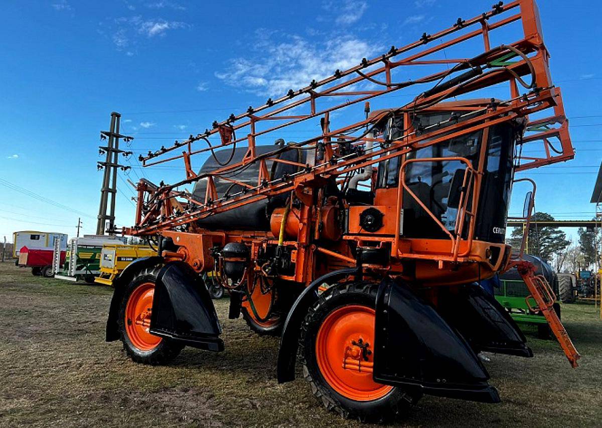 Pulverizadora Jacto 3000 - Piloto Hidráulico - Ancho 28 Mts - Agroads