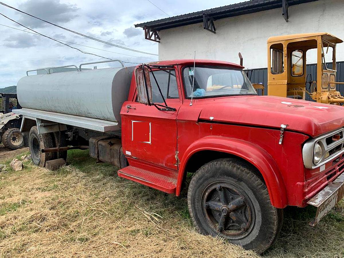 Camion Dodge 800 con Cisterna de 8000 Litros - Año: 1976 - Agroads