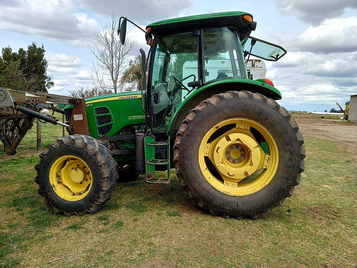 John Deere 6125e con Pala - 2010 - Año: 2010 - u$s 70.000 - Agroads