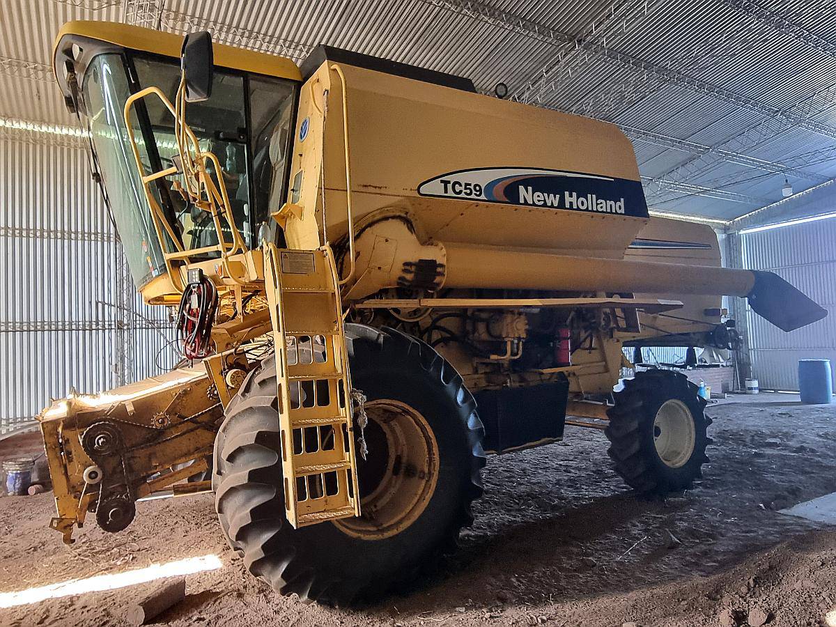 Cosechadora New Holland TC59 año 2007 con 23 Pies - Agroads