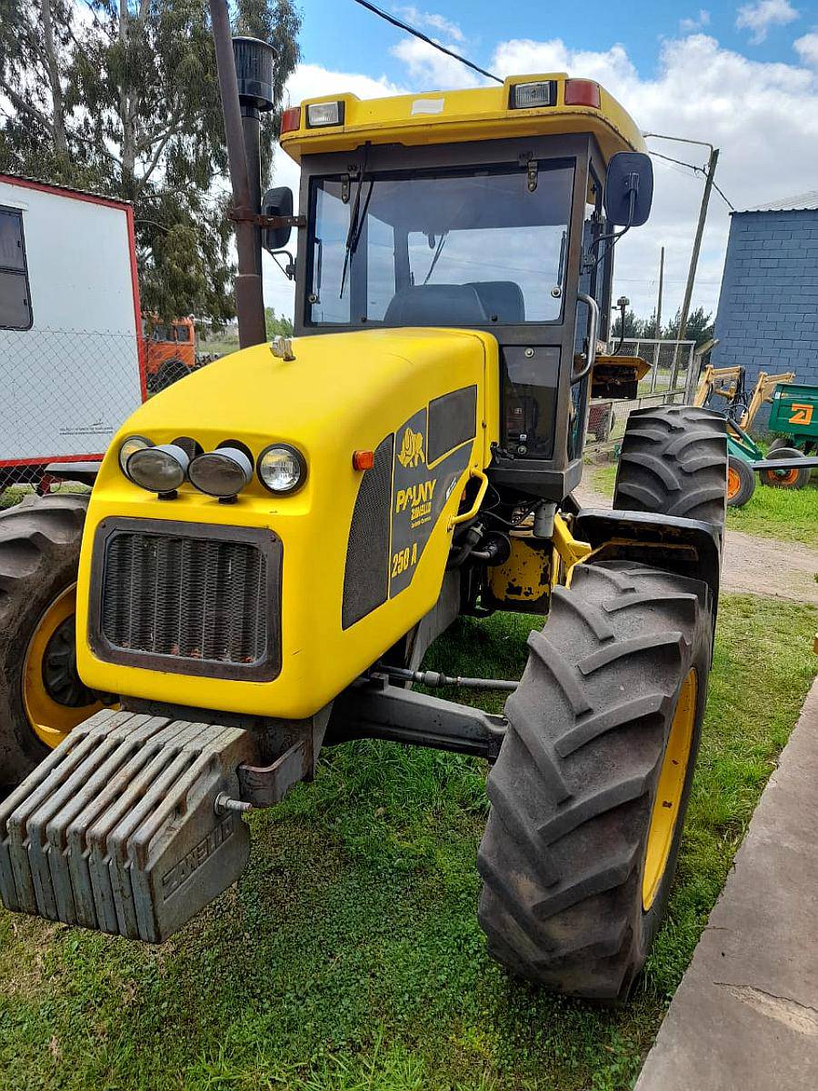 Pauny 250, año 2008, 15000 HS, Rodado 23,1x30. - Año: 2008 - Agroads