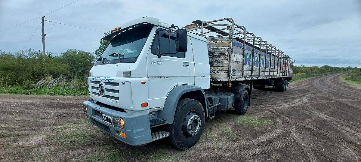 Volkswagen 17-220 2011 Tractor con Jaula Hermann Equipo - Agroads