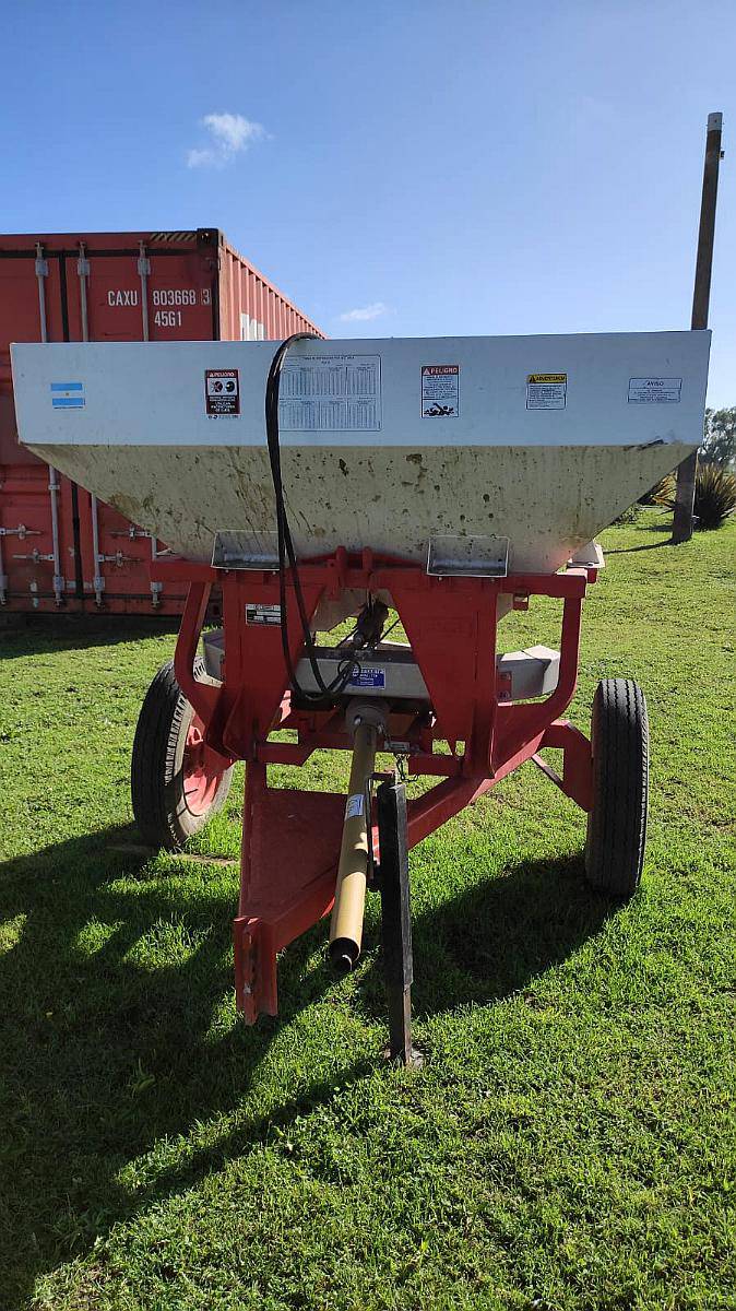 Fertilizadora Yomel 1500kg, con Plato - Agroads
