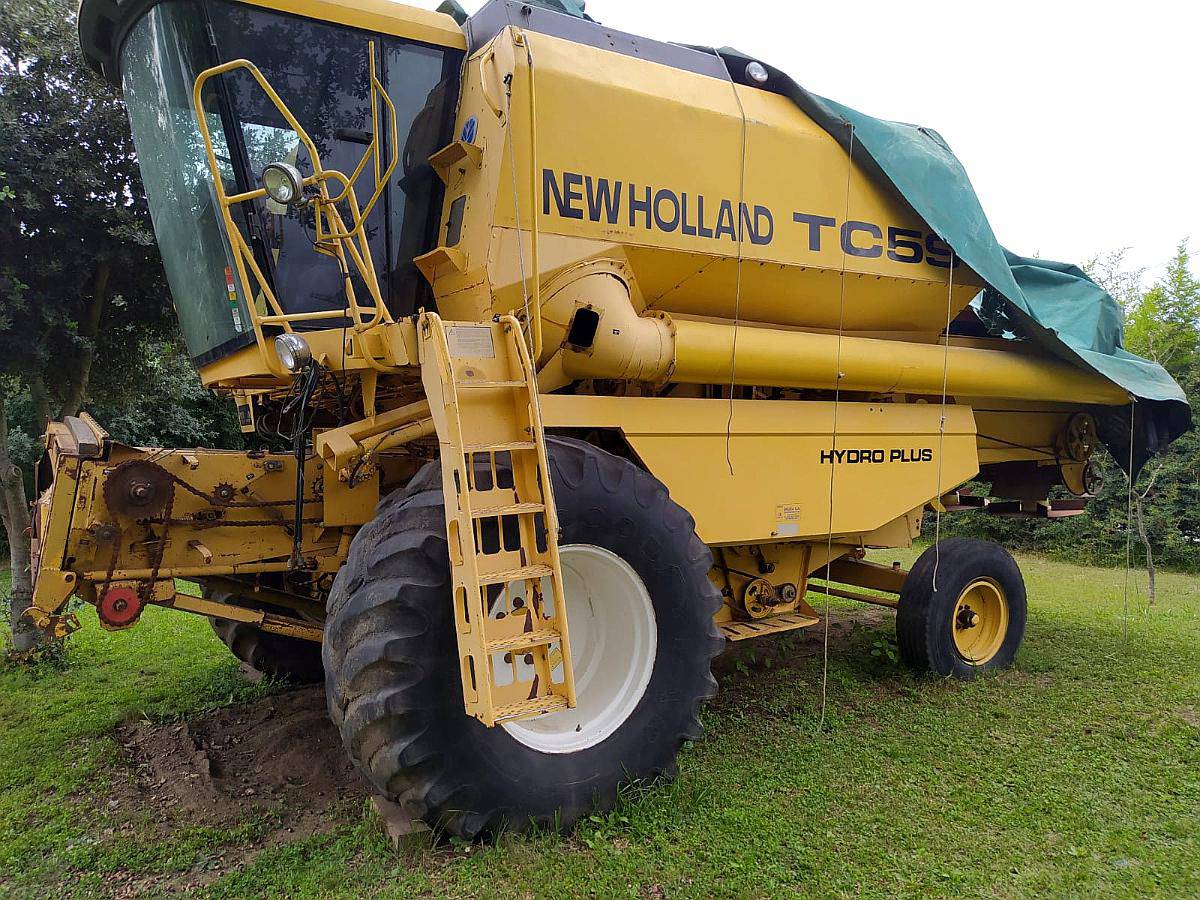 Vendo Cosechadora New Holland TC 59 con Girasolero Opcinal. - Agroads