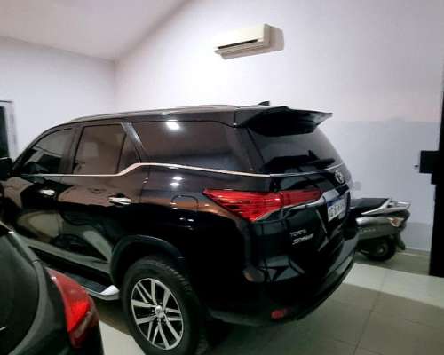 Toyota SW4 Negra Impecable - Año: 2018 - u$s 47.500 - Agroads