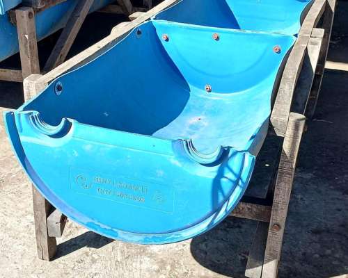 Comederos Bebederos Ganaderos de PVC con Soporte de Madera - Agroads