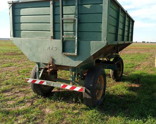 Acolado Tolva de 8 Tt.marca RAS - Año: 2000 - $ 1.000.000 - Agroads