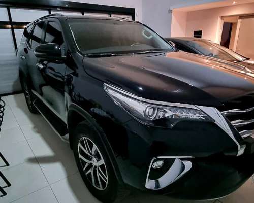 Toyota SW4 Negra Impecable - Año: 2018 - u$s 47.500 - Agroads