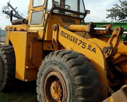 Michigan 75 III a Clark año 1982 - Año: 1982 - Agroads