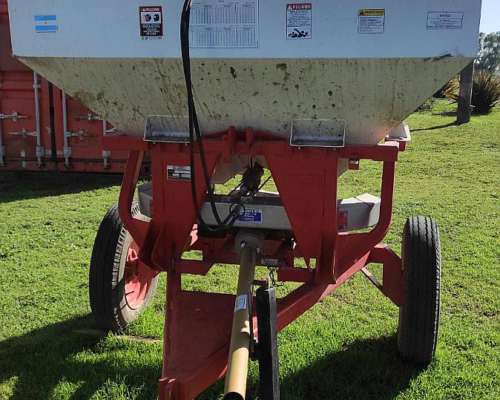 Fertilizadora Yomel 1500kg, con Plato - Agroads